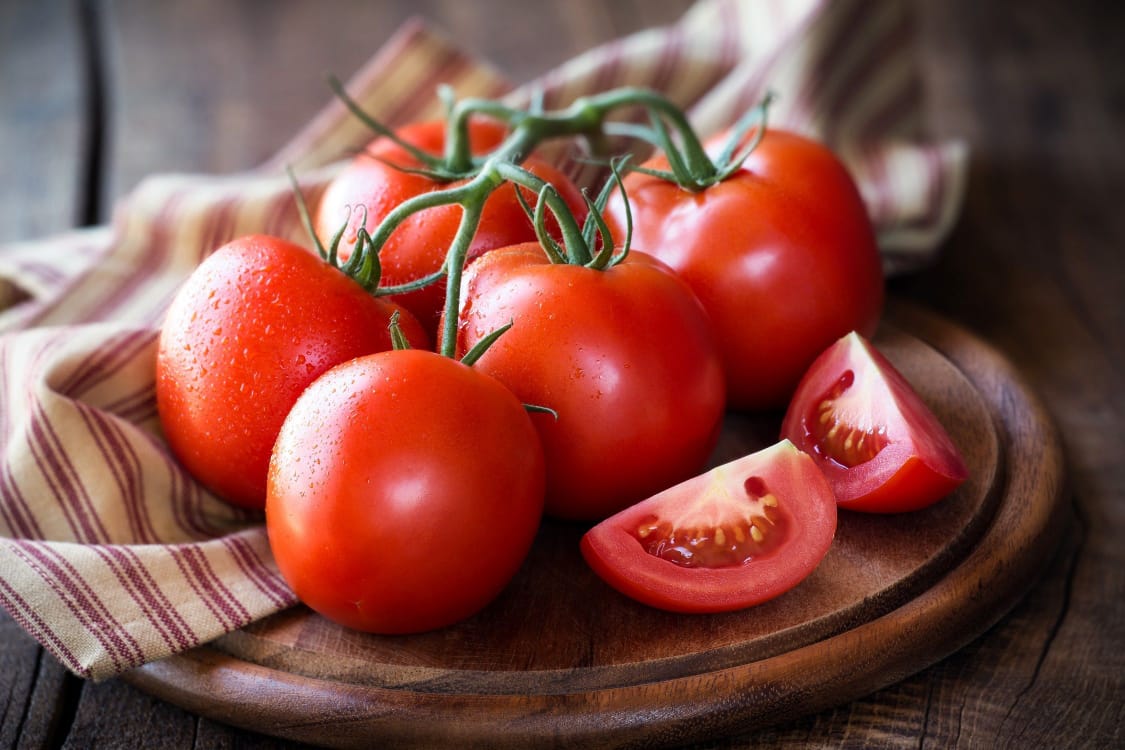 Tomat, Buah atau Sayur? Simak Jenis-jenis, Cara Menanam, dan kandungan ...
